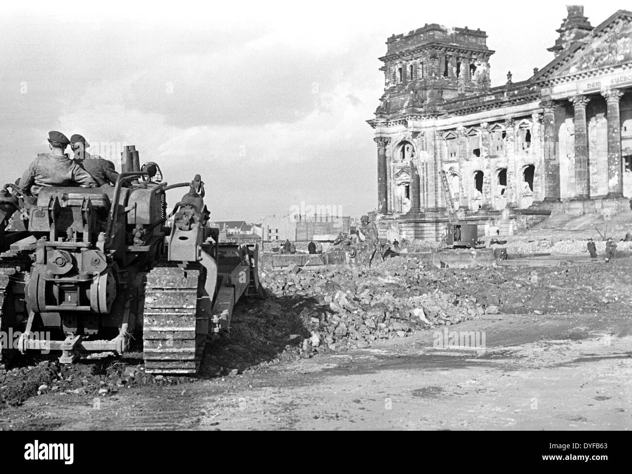 British soldiers support the Berlin population at the rubble clearance ...