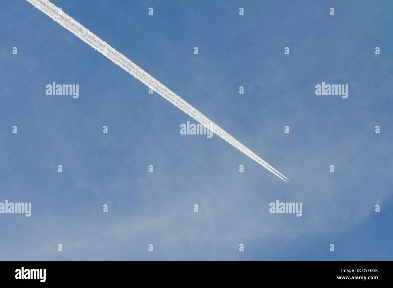Aircraft condensation hi-res stock photography and images - Alamy