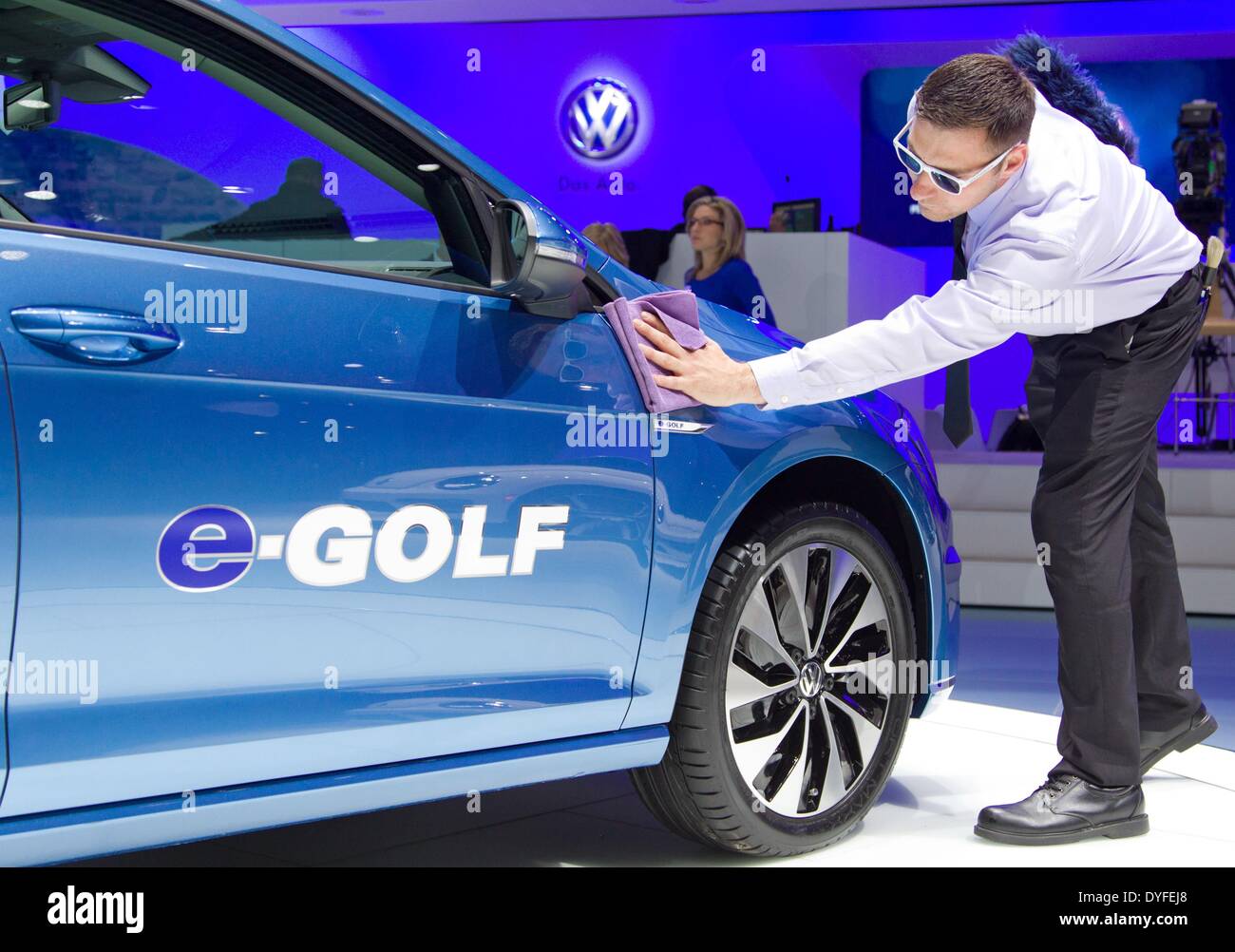 New York, USA. 16th Apr, 2014. HANDOUT - An e-Golf is cleaned at the ...