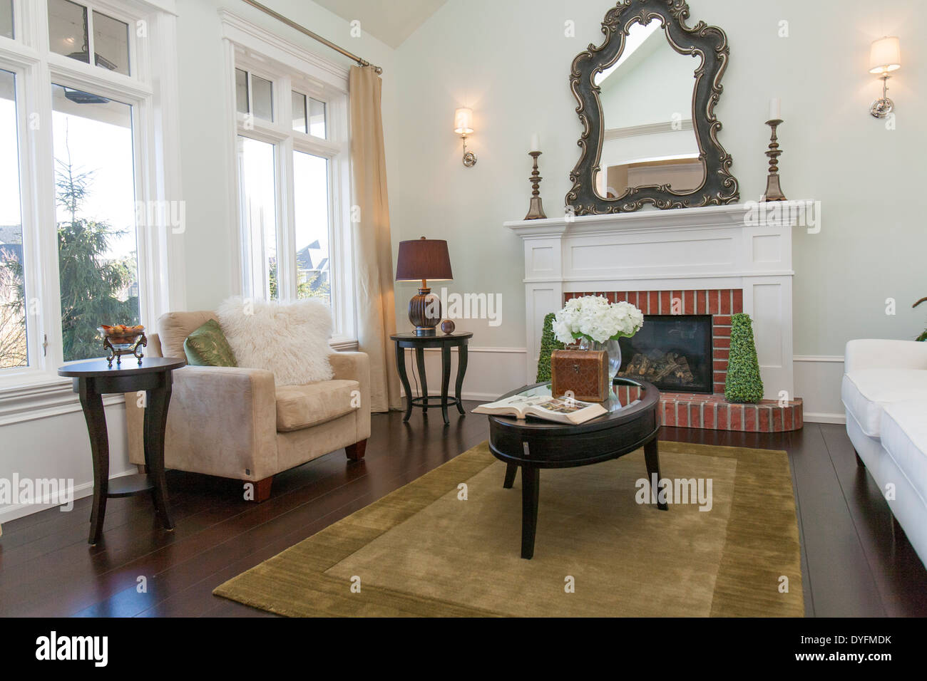 Show around house hi-res stock photography and images - Alamy