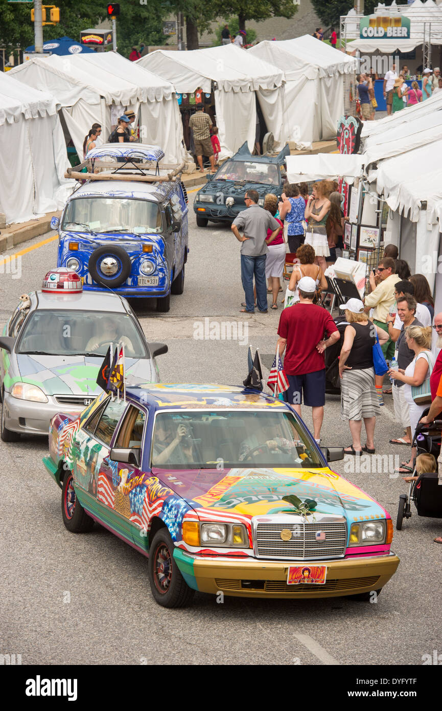 Crowd with their cars hi-res stock photography and images - Alamy