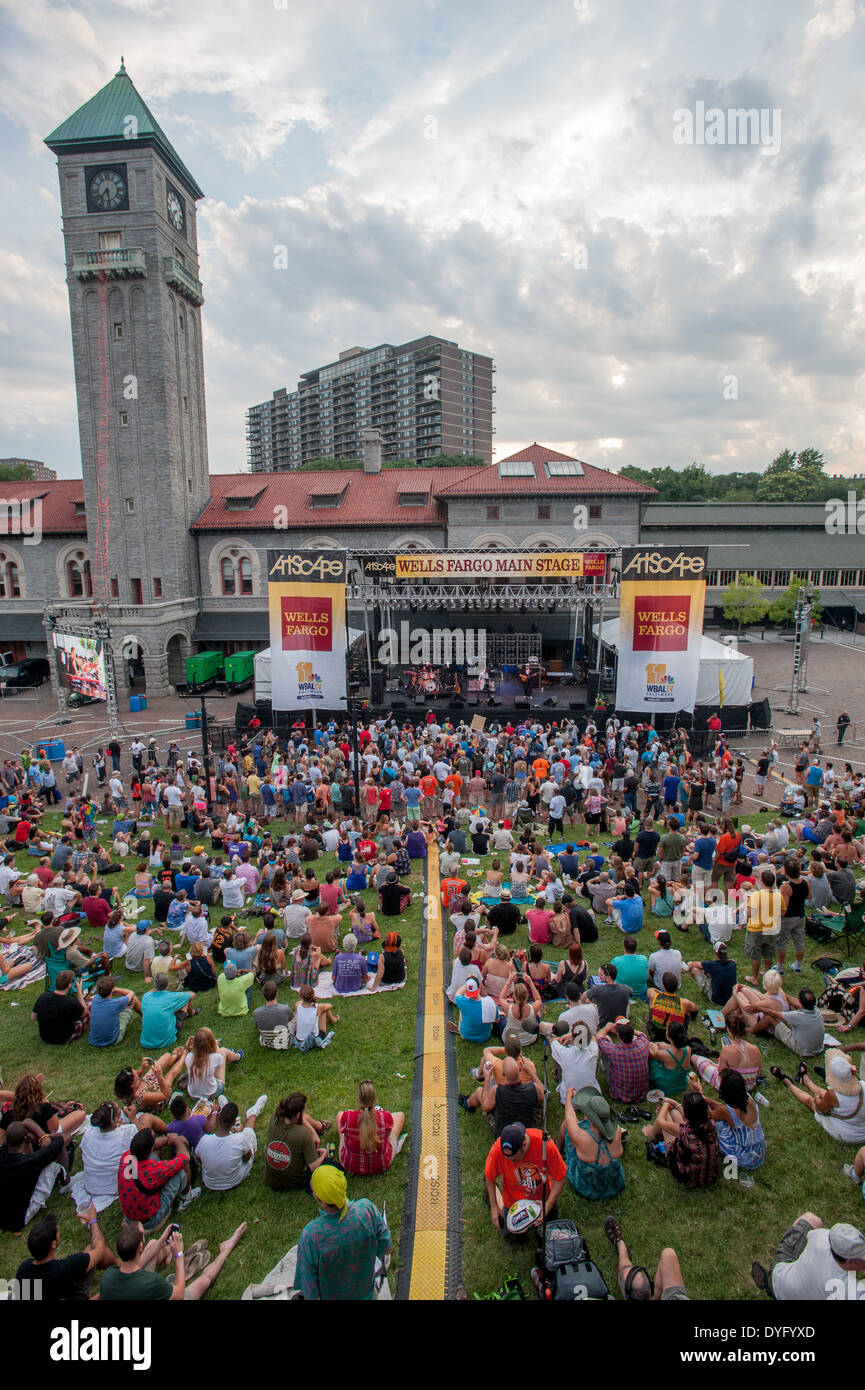 Seated crowd hi-res stock photography and images - Alamy
