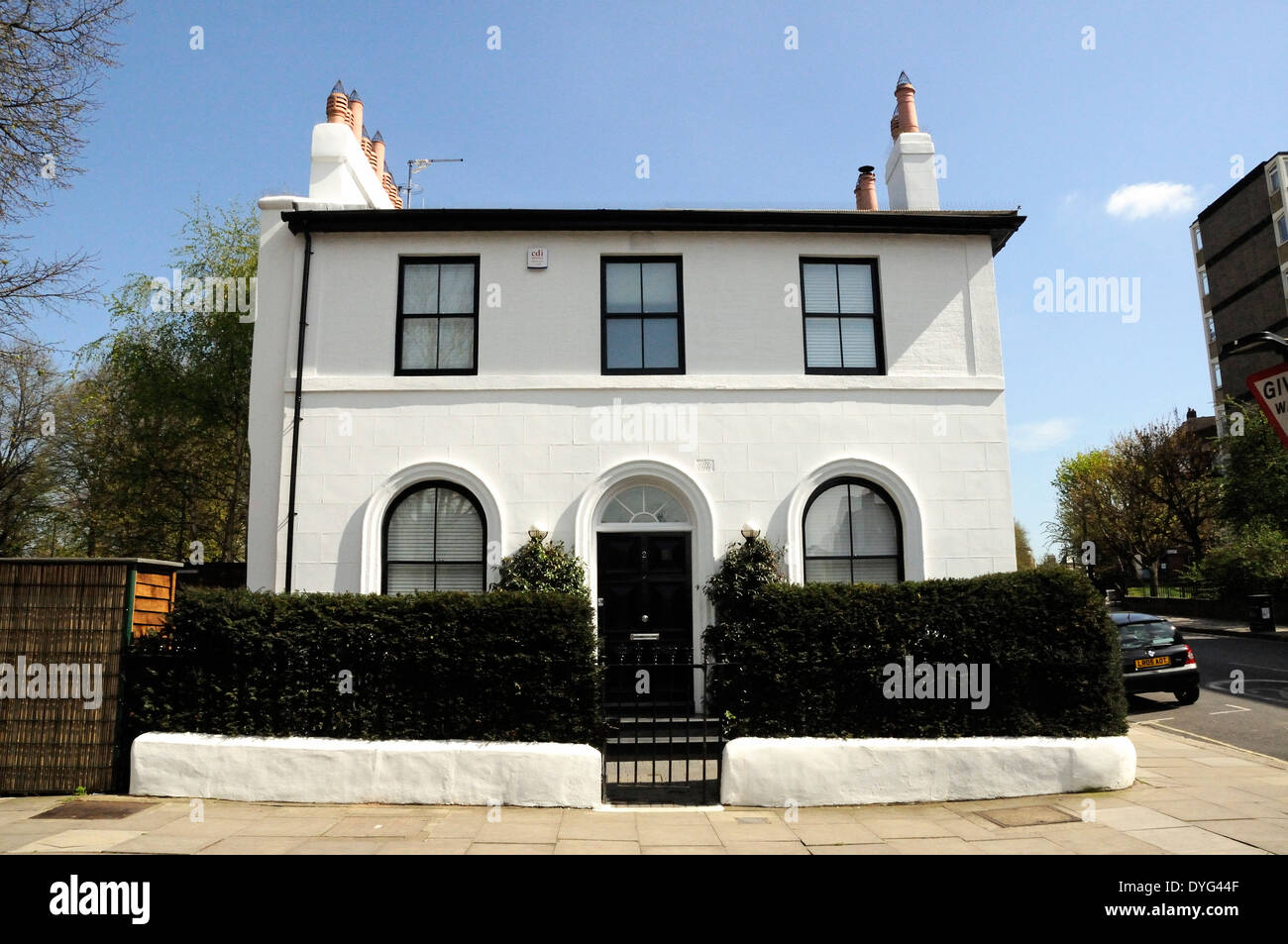 White detached house london hi-res stock photography and images - Alamy