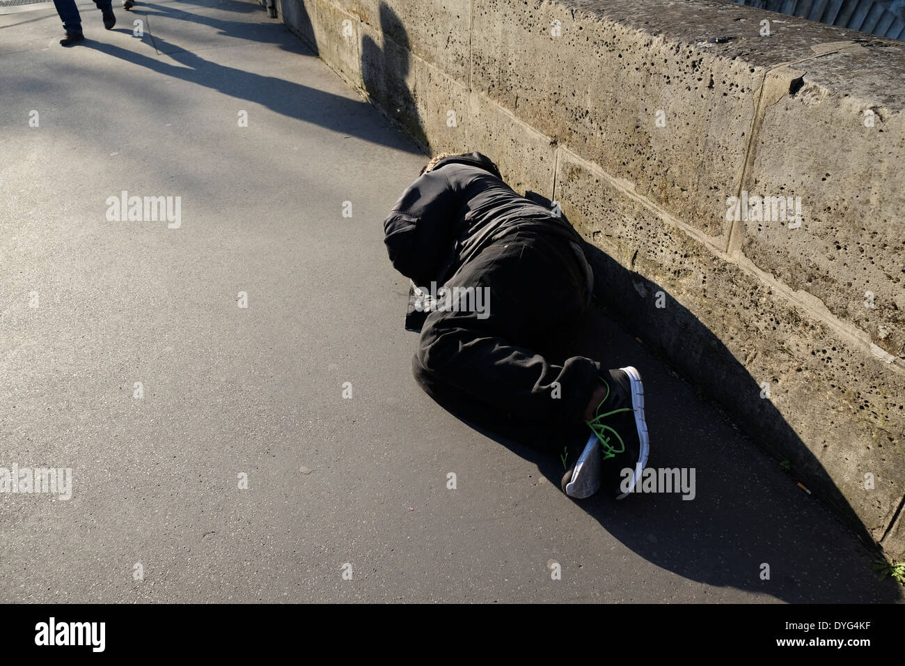 Paris poverty in the street hi-res stock photography and images - Alamy
