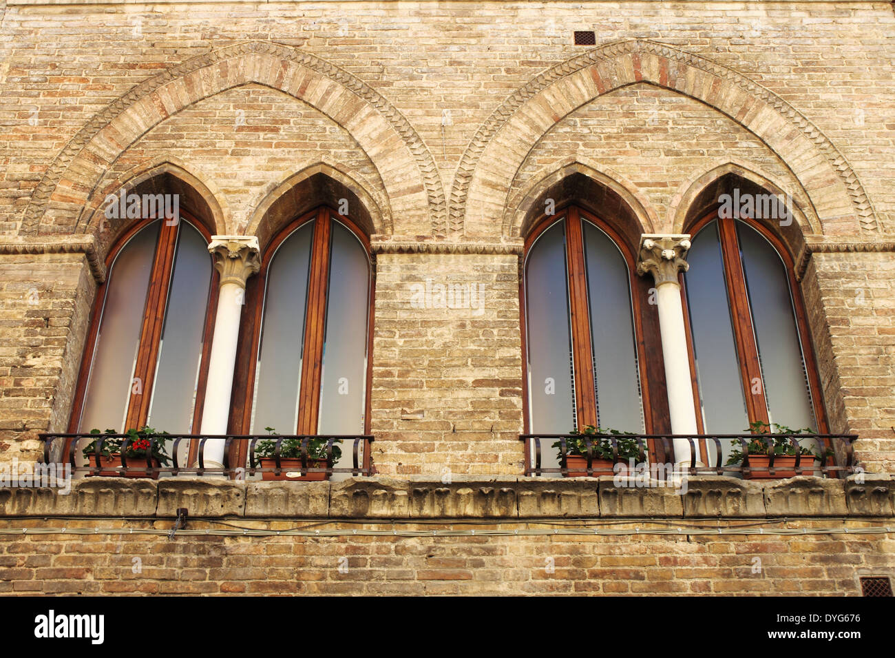 Medieval mullioned window hi-res stock photography and images - Alamy