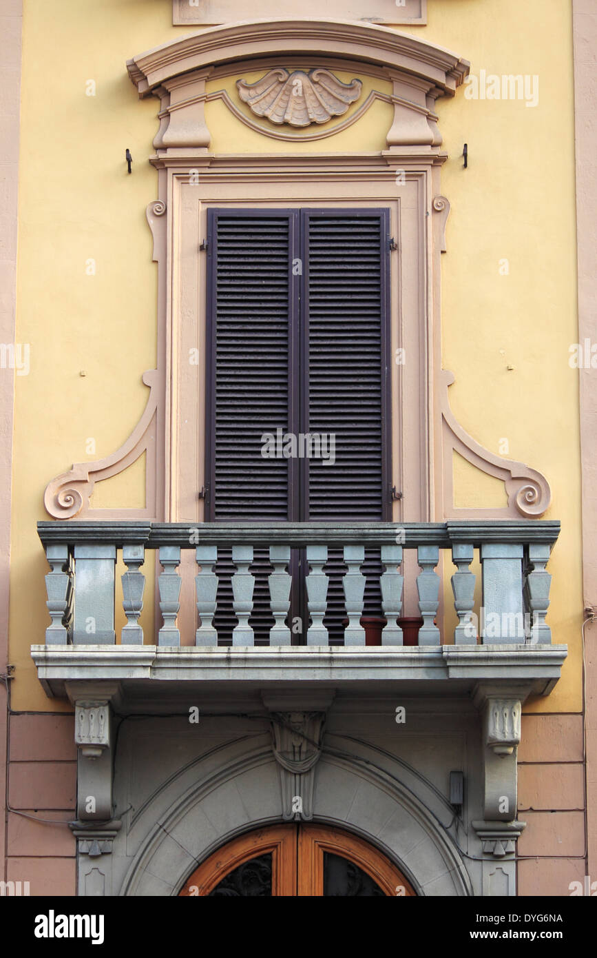 Balcony parapet hi-res stock photography and images - Alamy