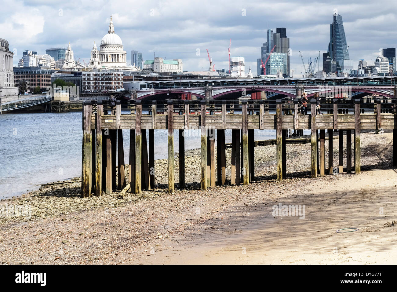 A wooden pier on the River Thames Stock Photo - Alamy