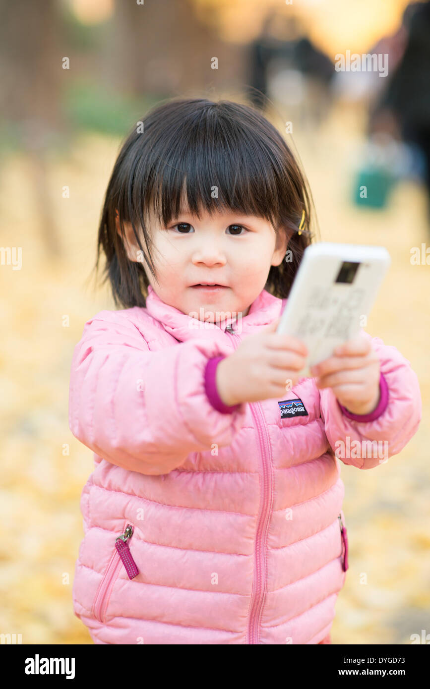 Kid girl mobile phone japanese hi-res stock photography and images - Alamy