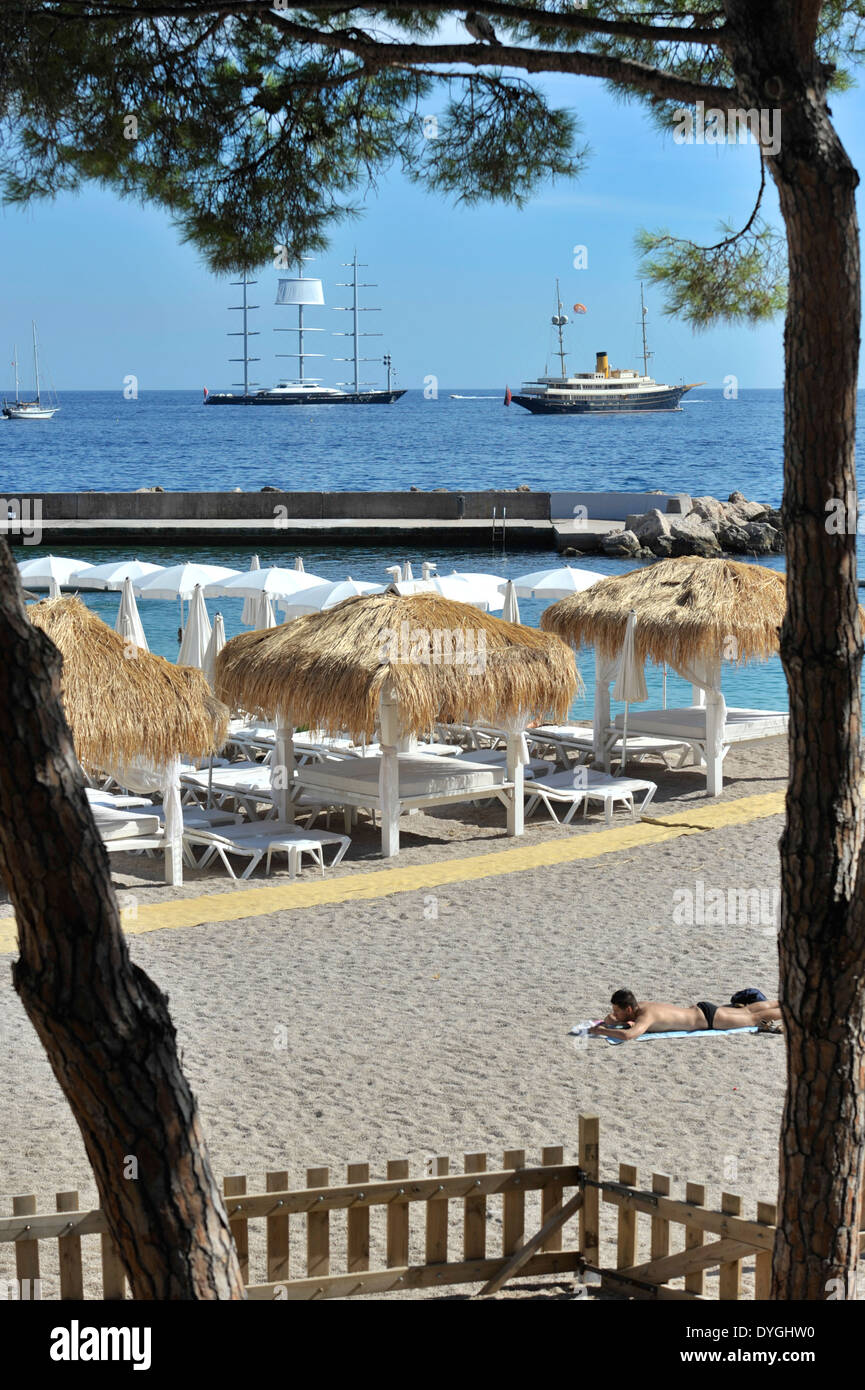 Nap on beach hi-res stock photography and images - Alamy