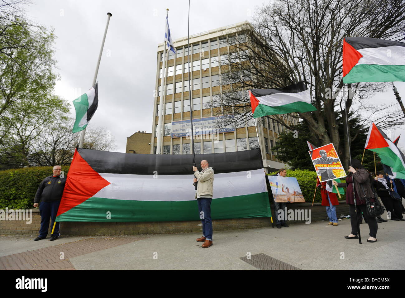Dublin, Ireland. 17th April 2014. Pro Palestinian protesters stand ...