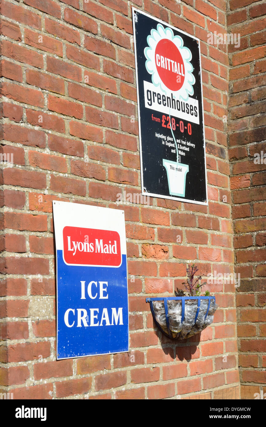 Vintage metal signs hi-res stock photography and images - Alamy