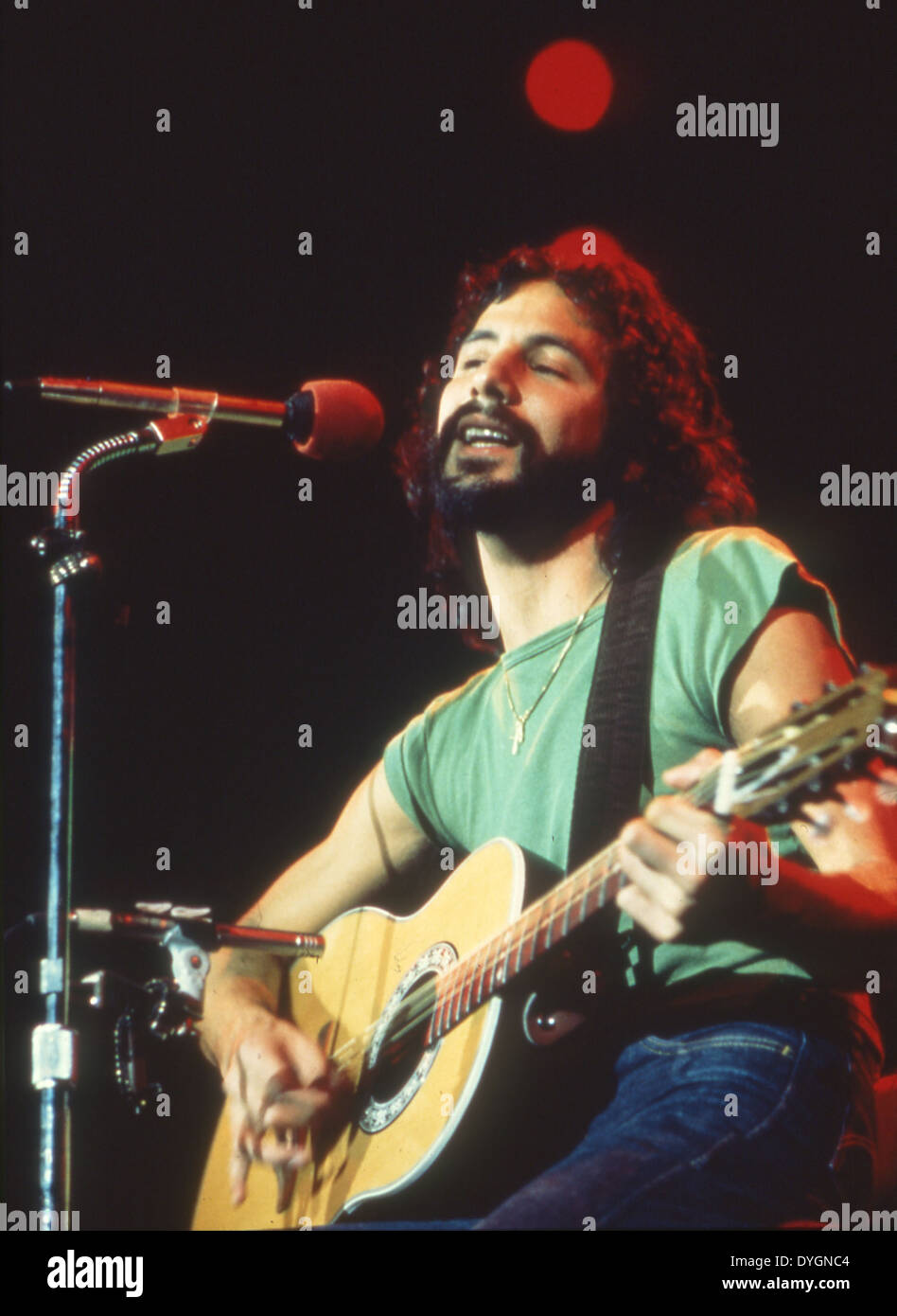 Cat stevens on stage hi-res stock photography and images - Alamy
