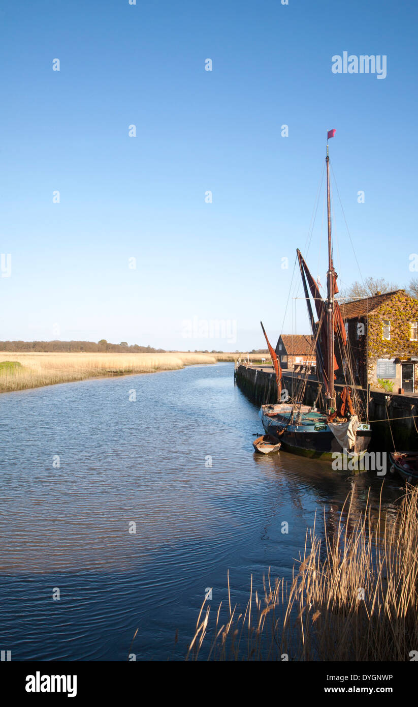 Cygnet barge hi-res stock photography and images - Alamy