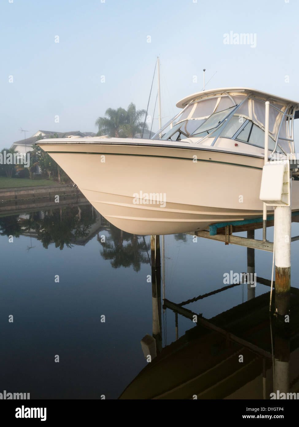 Powerboat on water hi-res stock photography and images - Alamy