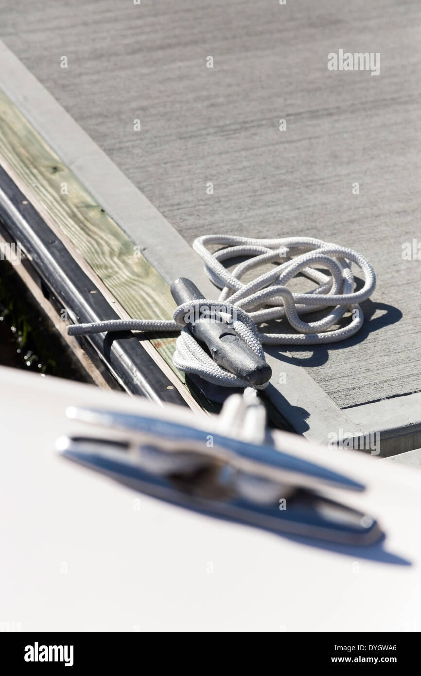 Cleat hitch knot hi-res stock photography and images - Alamy