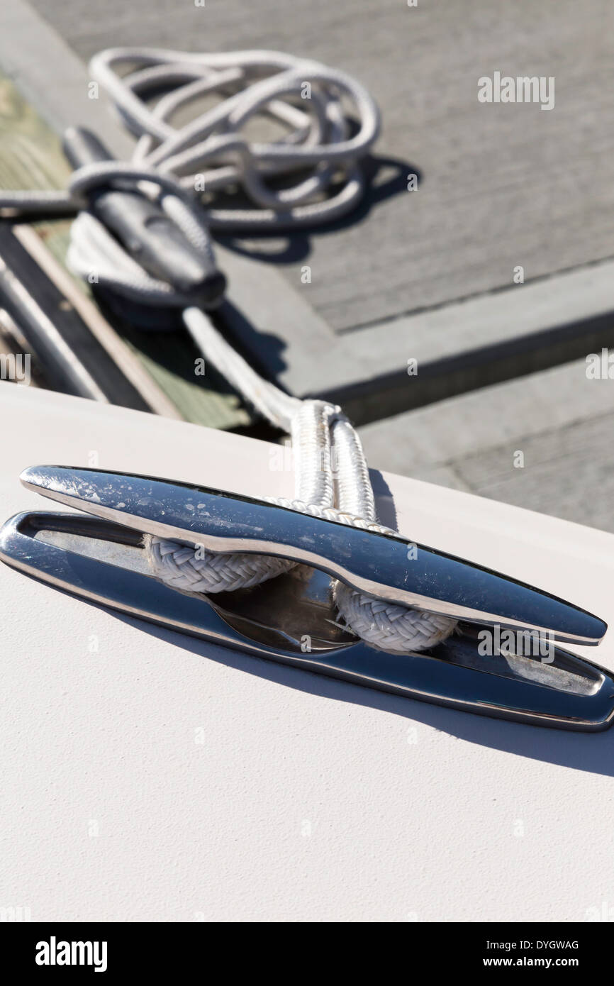Cleat hitch knot hi-res stock photography and images - Alamy