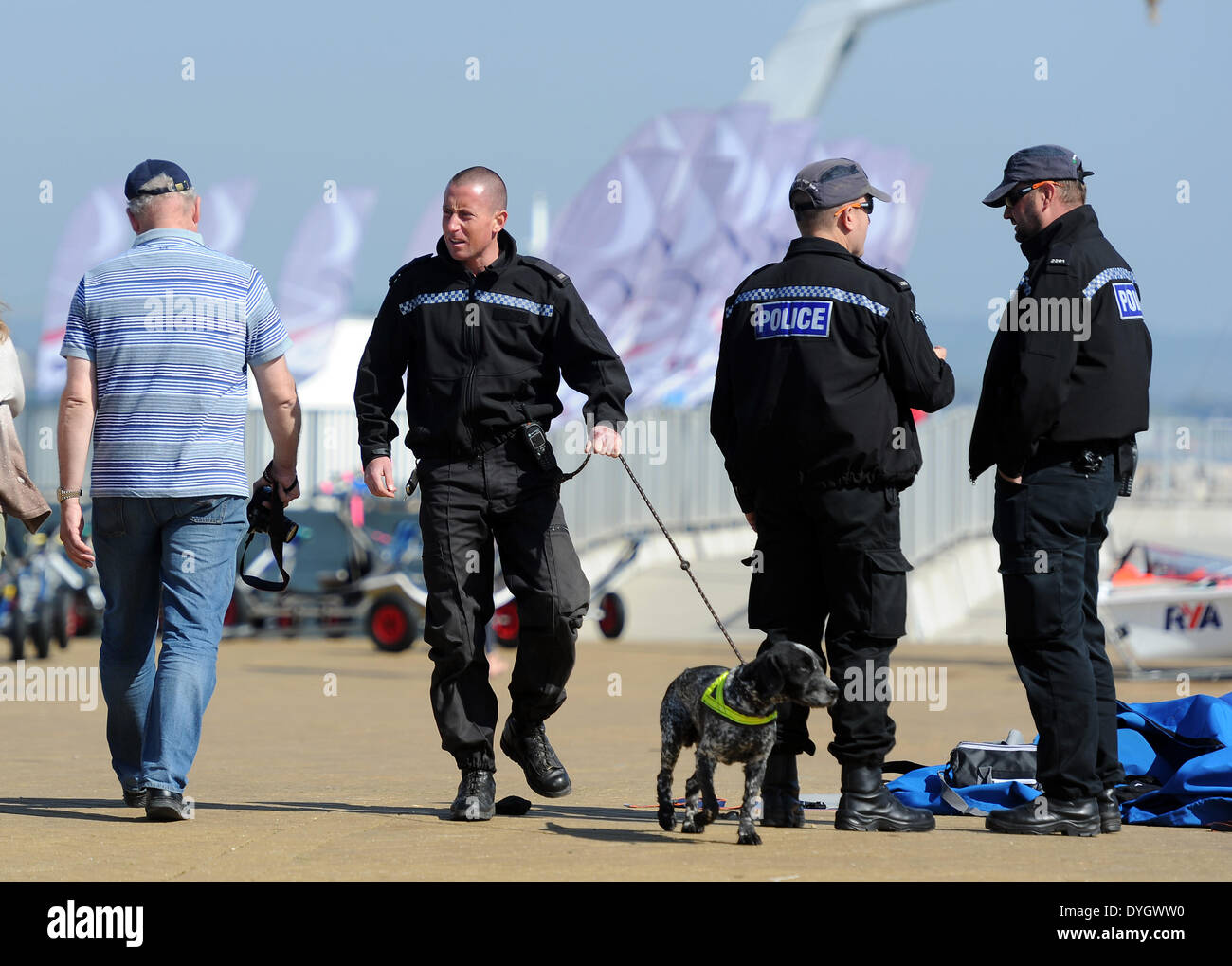Police sniffer dogs security hi-res stock photography and images - Alamy