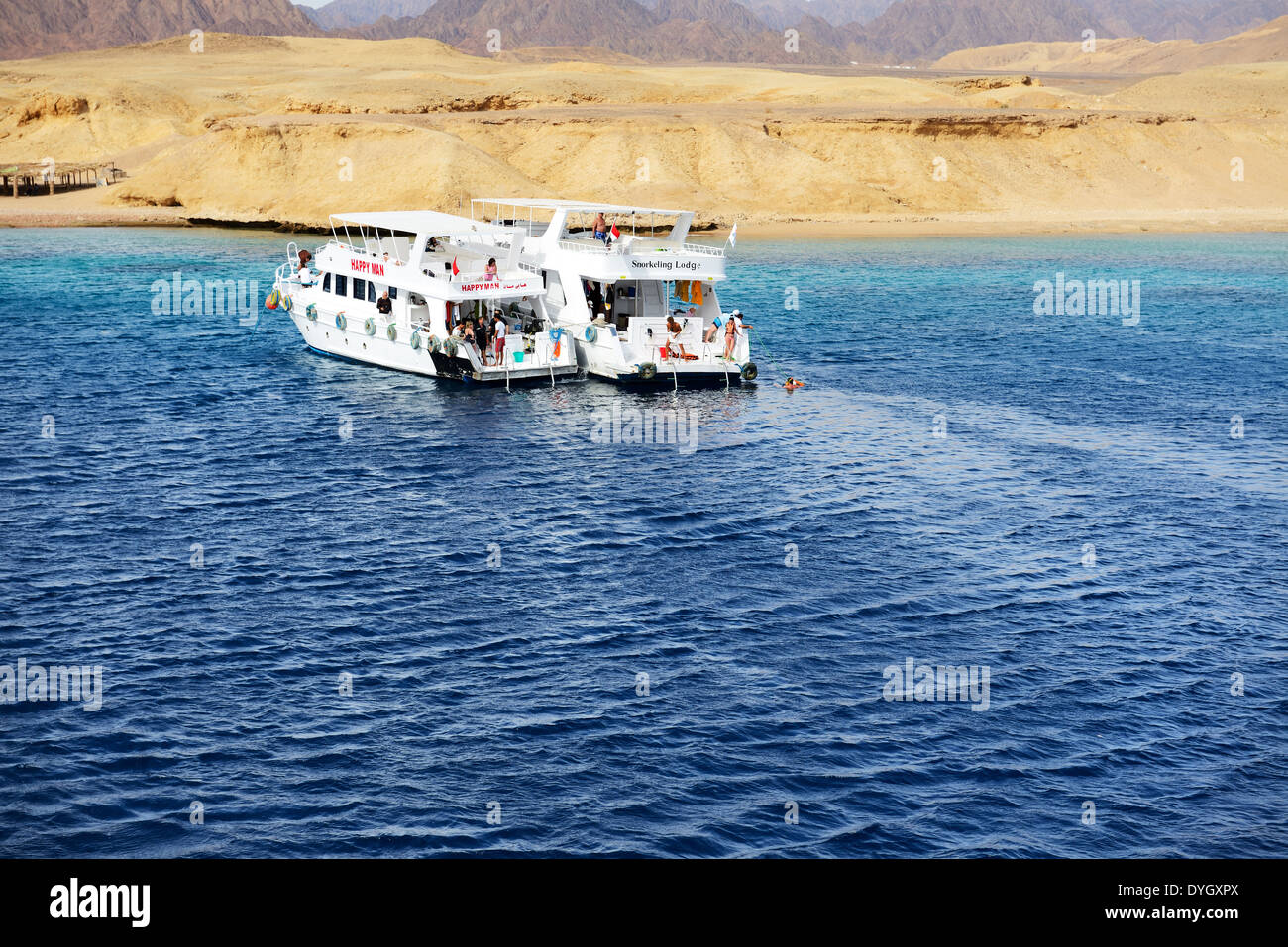 Snorkeling tourists and motor yachts on Red Sea in Ras Muhammad ...