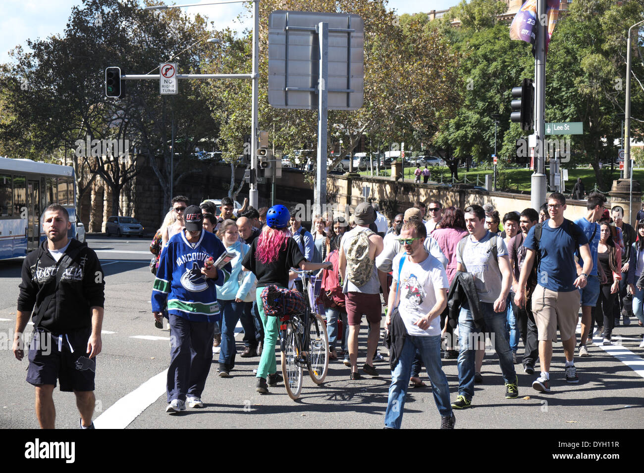 Sydney people crossing road hi-res stock photography and images - Alamy