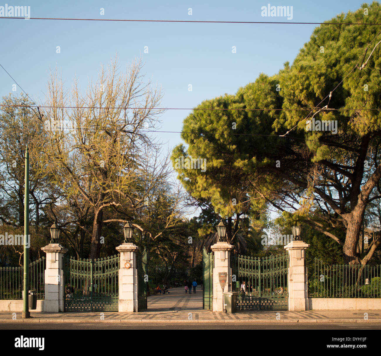 Green park gates hi-res stock photography and images - Alamy