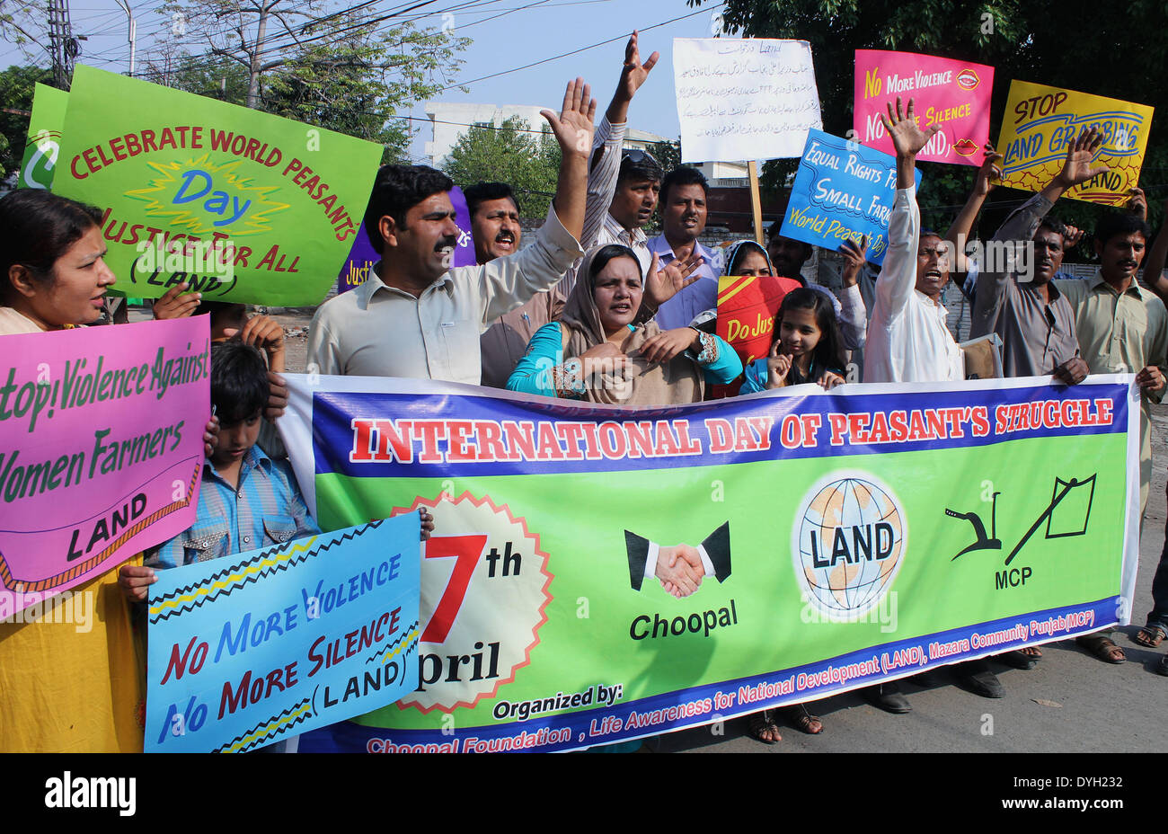 LAHORE, PAKISTAN, APRIL 17: Pakistani Workers of local NGO,s hold play ...