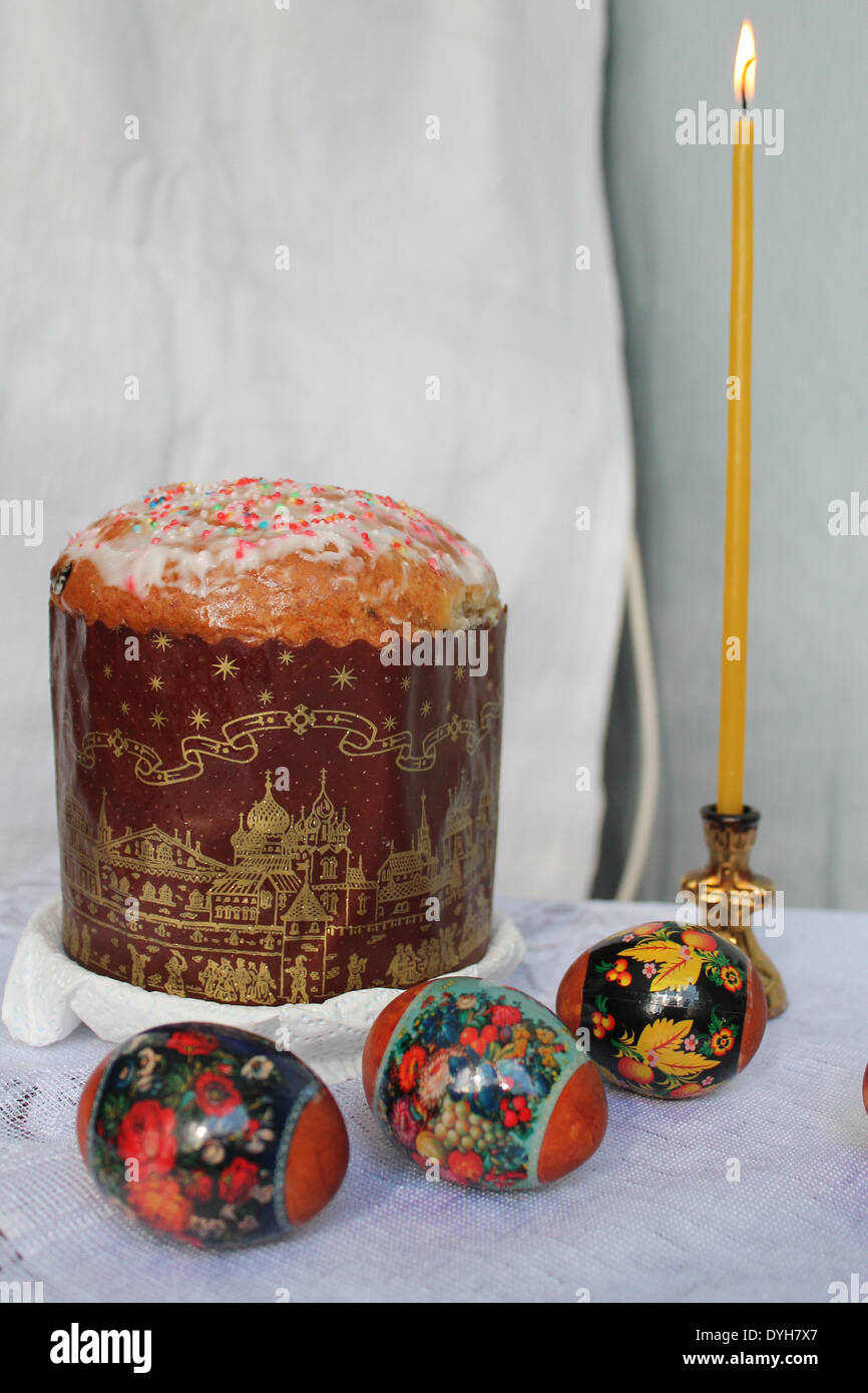 traditional Russian Easter treat cake and red painted eggs Stock Photo ...