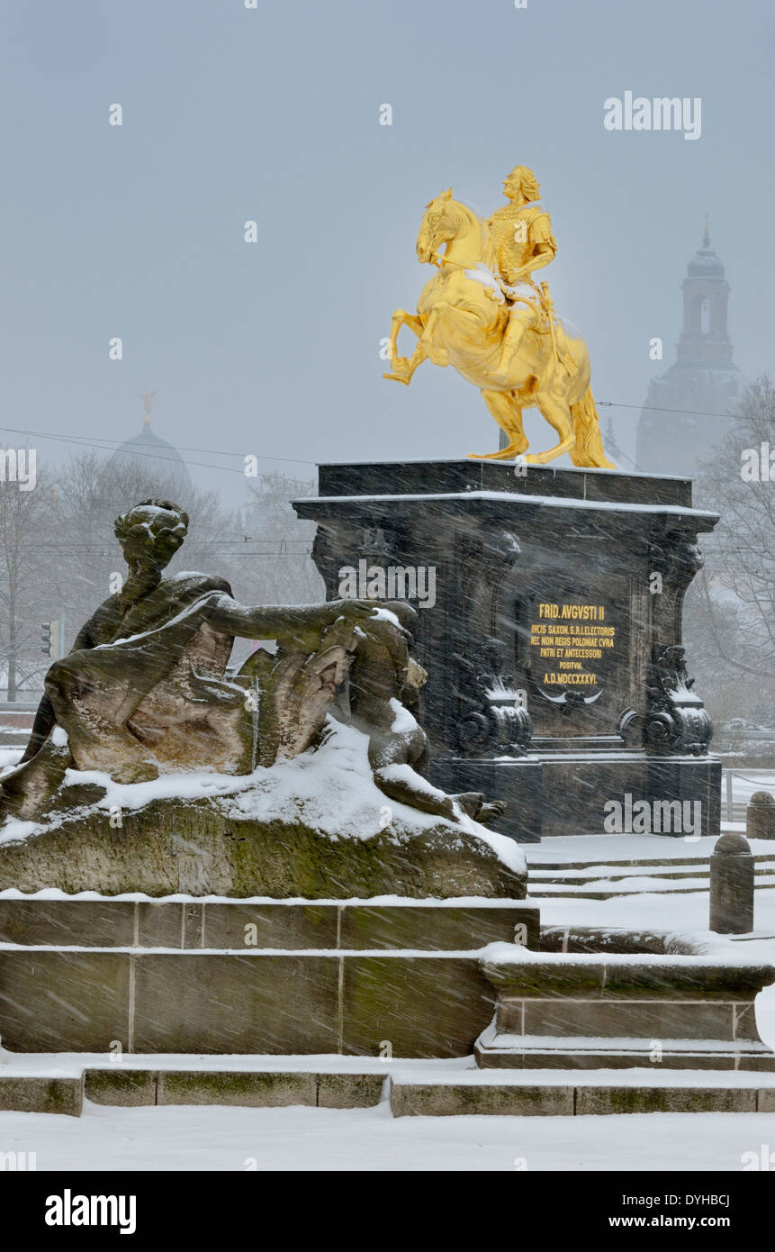 Dresden, Winterbeginn am Denkmal Goldener Reiter Stock Photo - Alamy