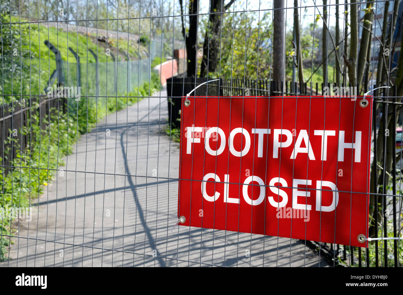 Footpath closed sign hi-res stock photography and images - Alamy