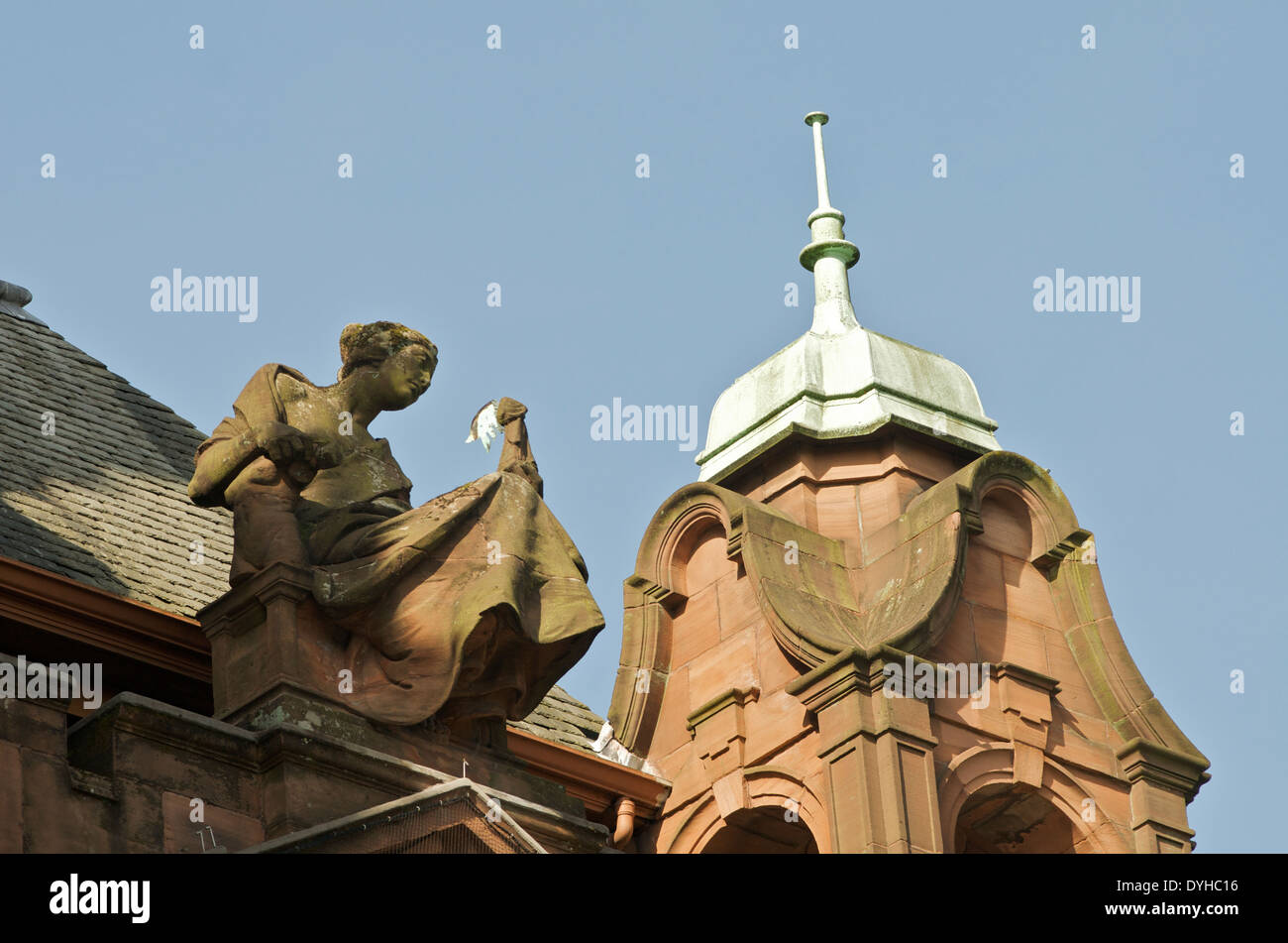 Sculpture on roof art gallery hi-res stock photography and images - Alamy