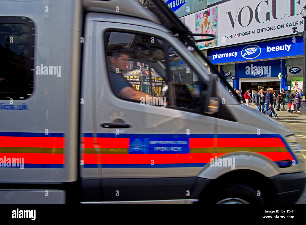 Metropolitan Police van at Piccadilly Circus, West End, London, England ...