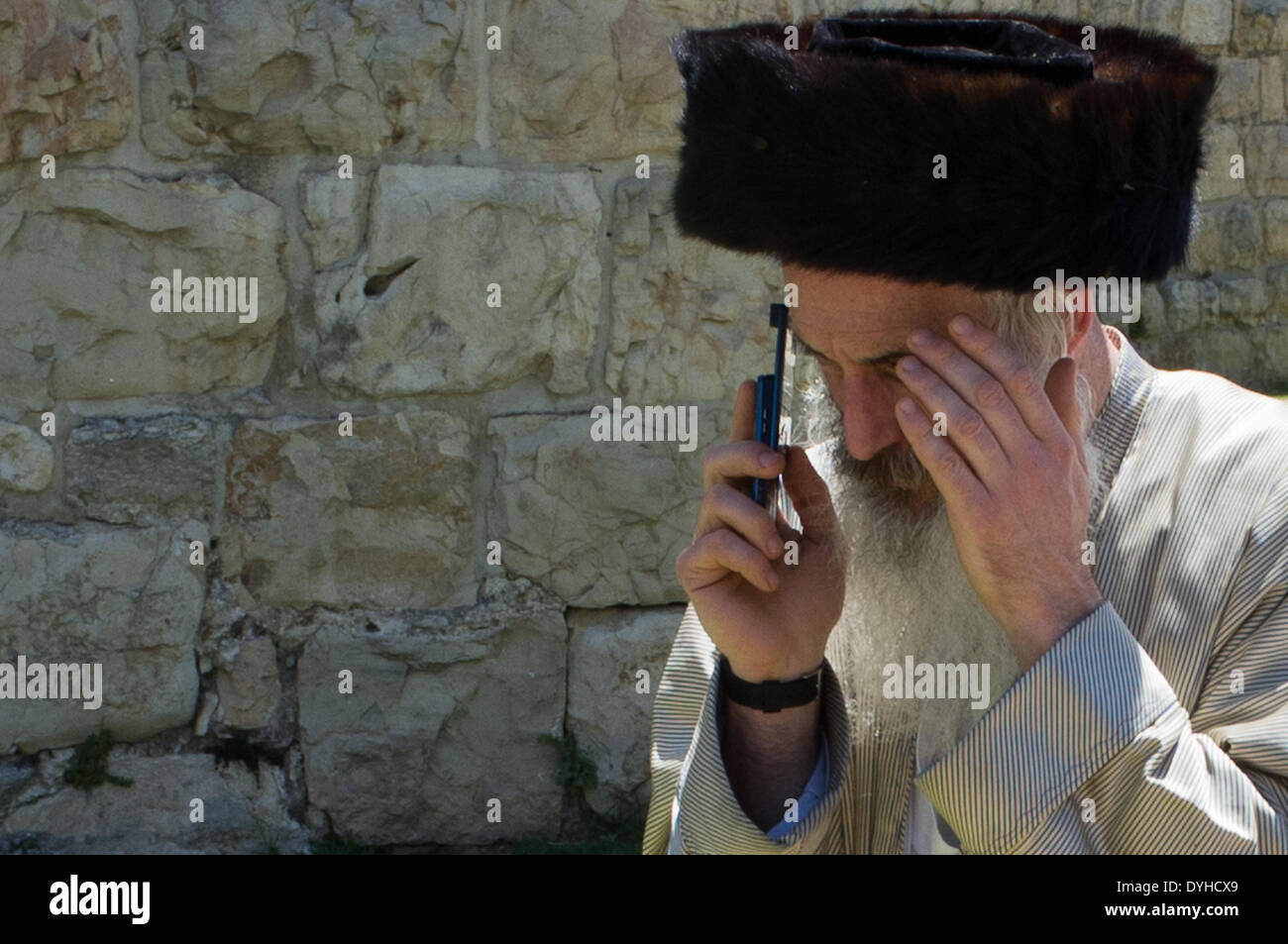 Orthodox jew mobile phone hi-res stock photography and images - Alamy