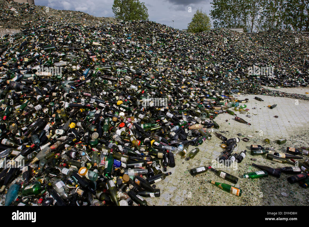 Glas recycling hi-res stock photography and images - Alamy