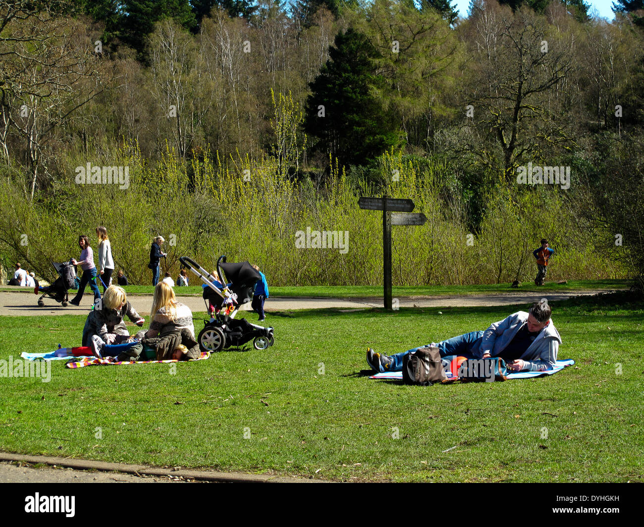 Glasgow, Scotland, UK. 18th April 2014. Families enjoy fresh Spring ...