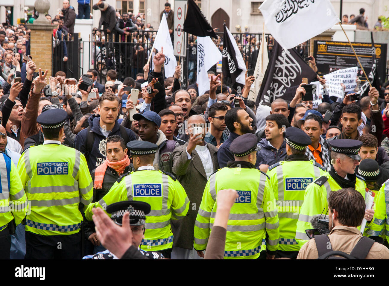 London, April 18th 2014. A Line of police separates British right wing ...