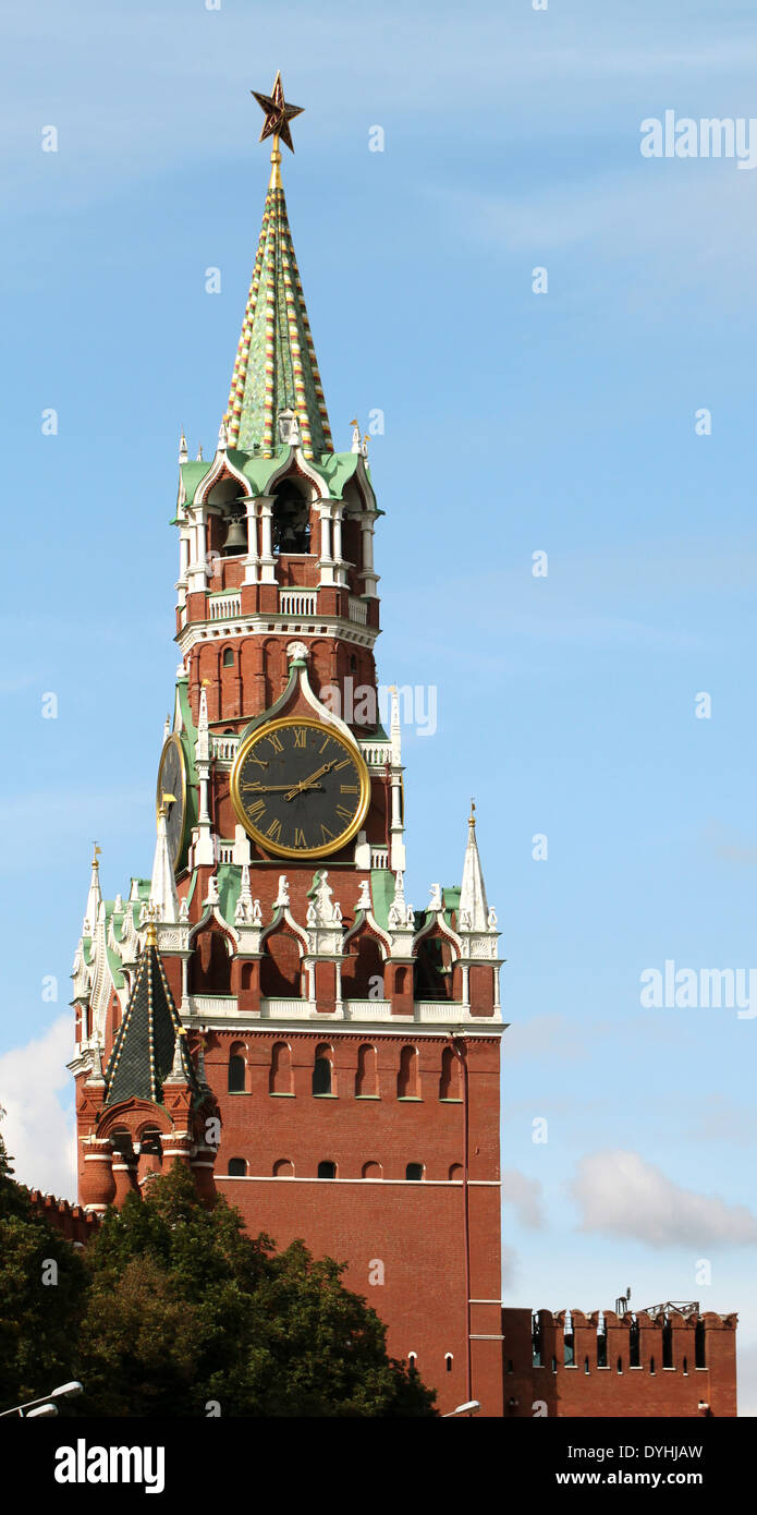 Moscow kremlin famous spasskaya tower with kremlin chimes close up hi ...