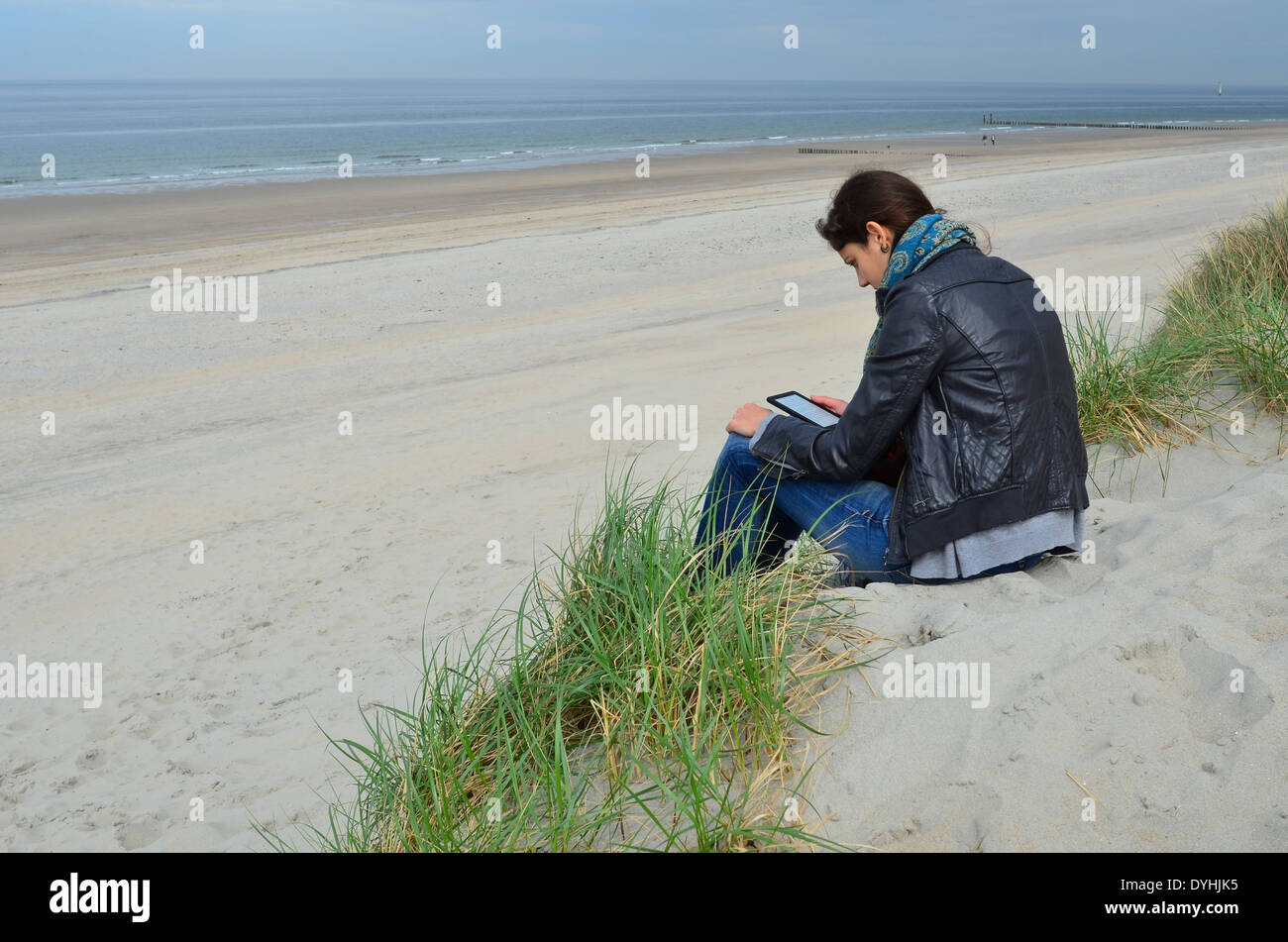 Young adult reading beach hi-res stock photography and images - Alamy