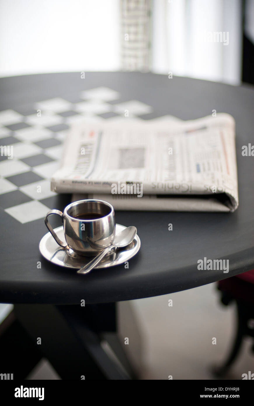 Newspaper table hi-res stock photography and images - Alamy