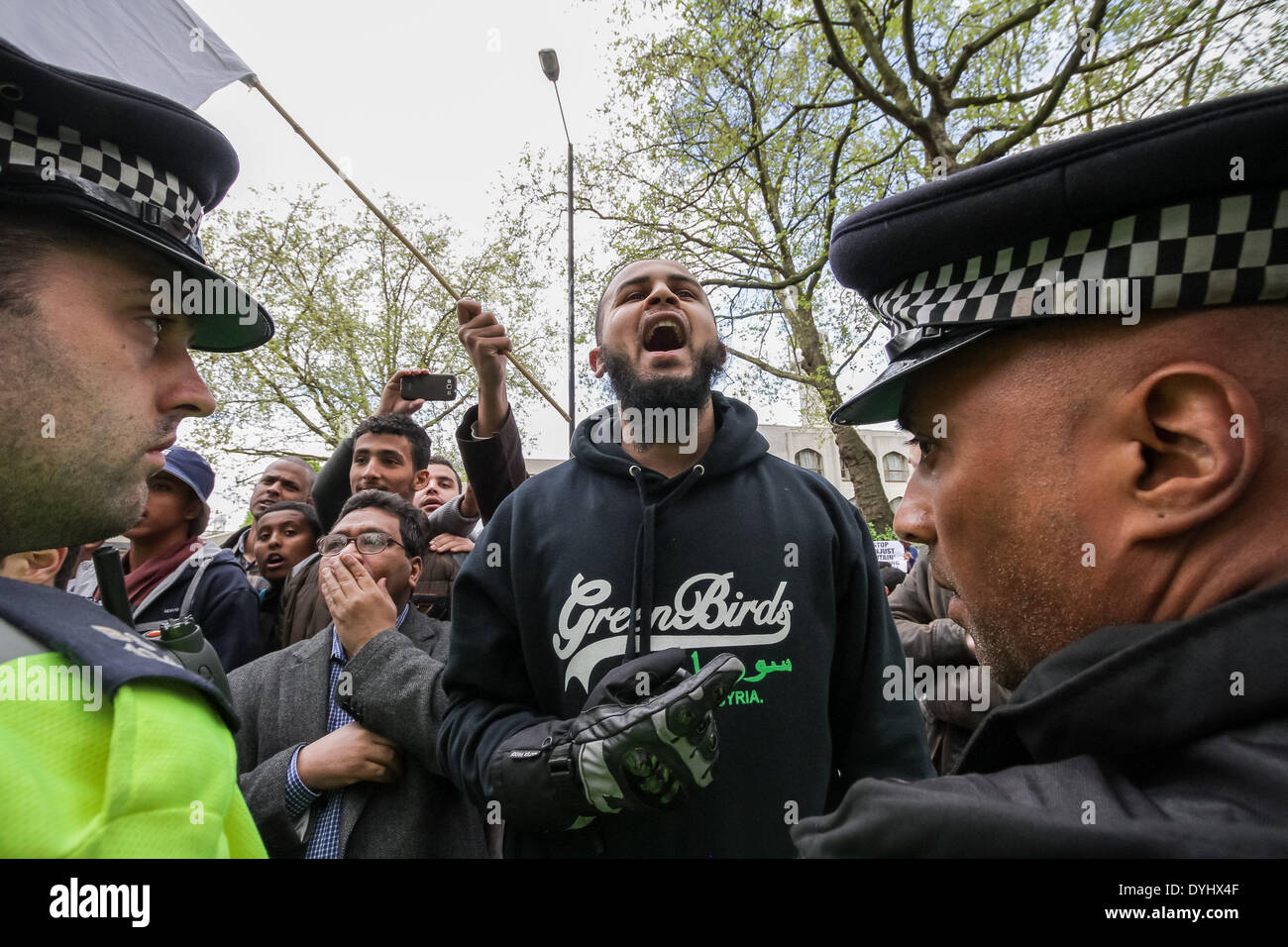 Radical Islamists and far-right groups clash outside Regents Park ...
