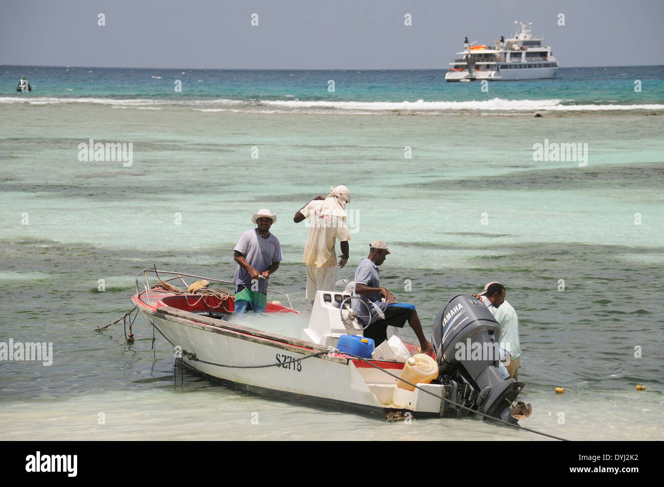 Unloading nets hi-res stock photography and images - Alamy