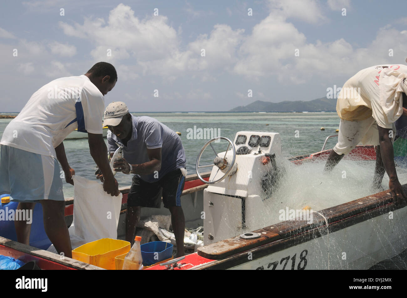 Unloading nets hi-res stock photography and images - Alamy