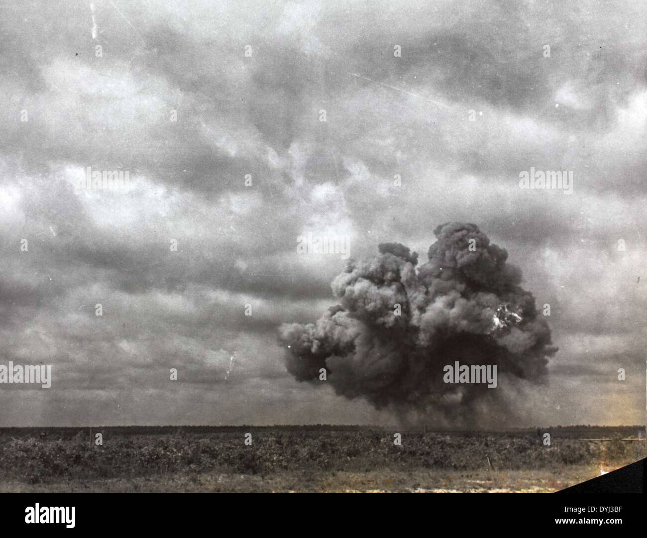 This image depicts a bomb cloud, the characteristic mushroom-shaped ...