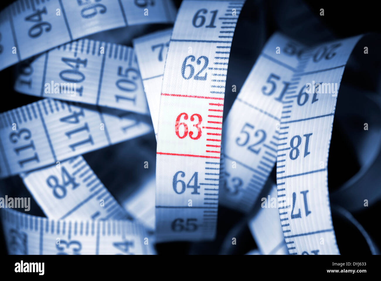 Maßband mit der Zahl 63, Symbolfoto Rente mit 63 Stock Photo - Alamy