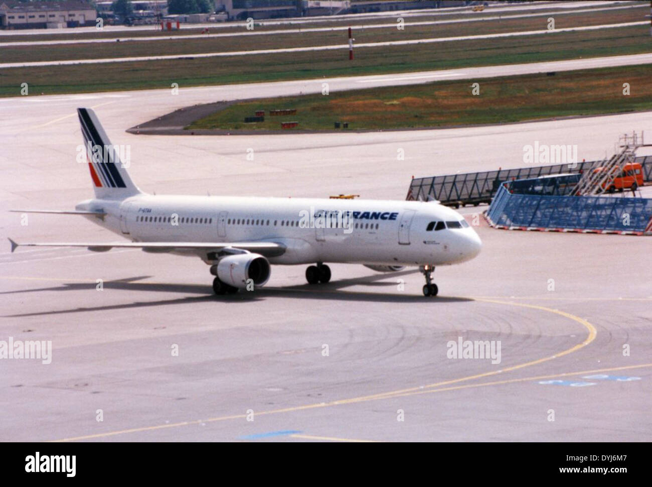 The Airbus A321-211 is a variant of the A321, a widely used narrow-body ...
