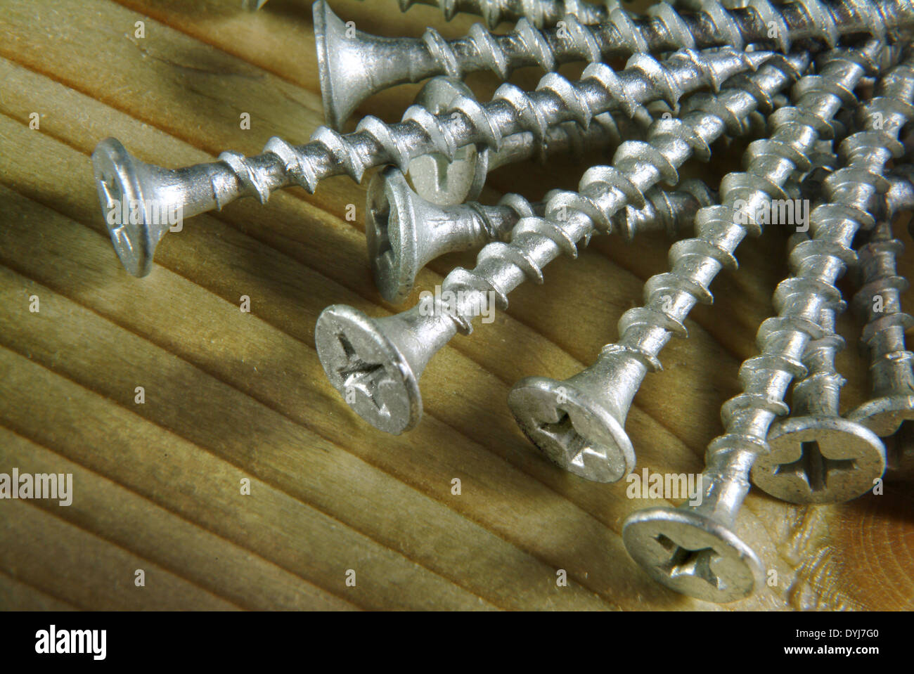 Wood screws on timber background Stock Photo - Alamy