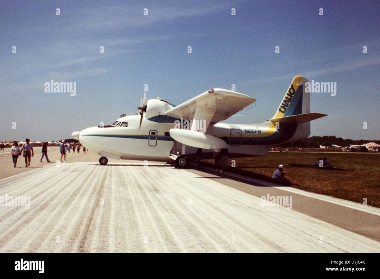 Airplane seaplane albatross grumman flying hi-res stock photography and ...