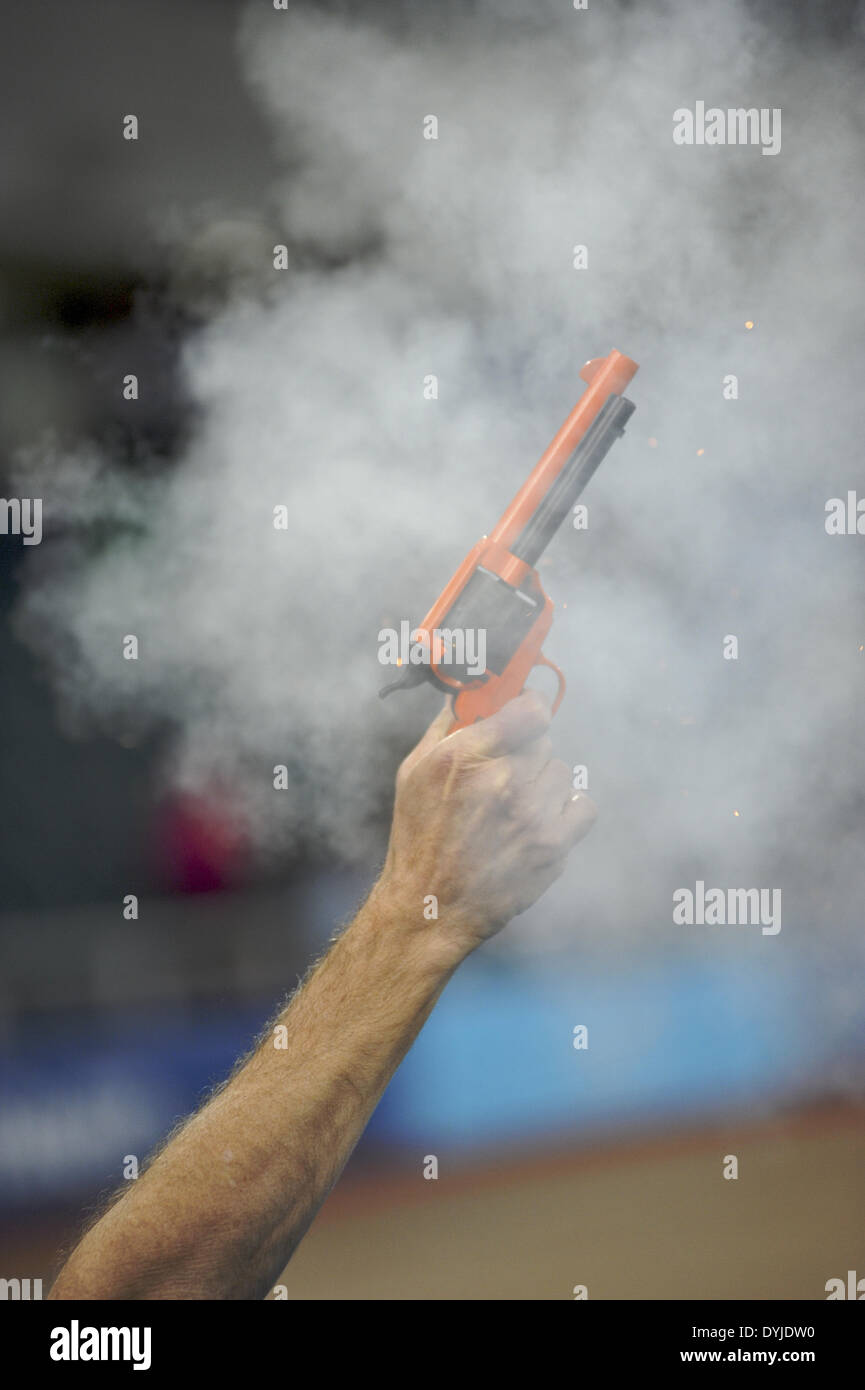 Starter pistol hi-res stock photography and images - Alamy