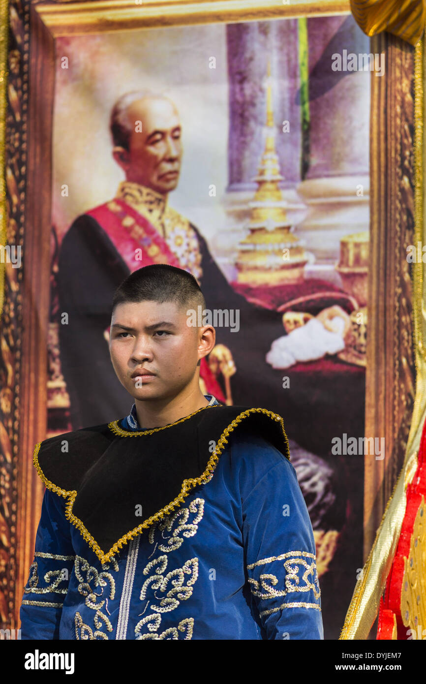 Bangkok, Bangkok, Thailand. 19th Apr, 2014. A boy guards a portrait of ...