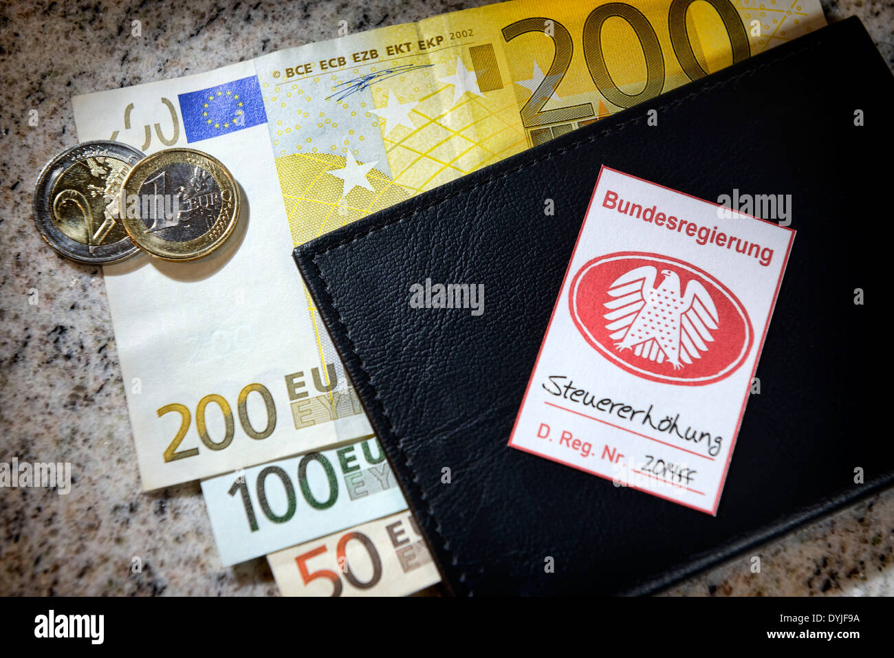 Pfandsiegel mit Bundesadler auf Geldbörse, Symbolfoto Steuererhöhung ...