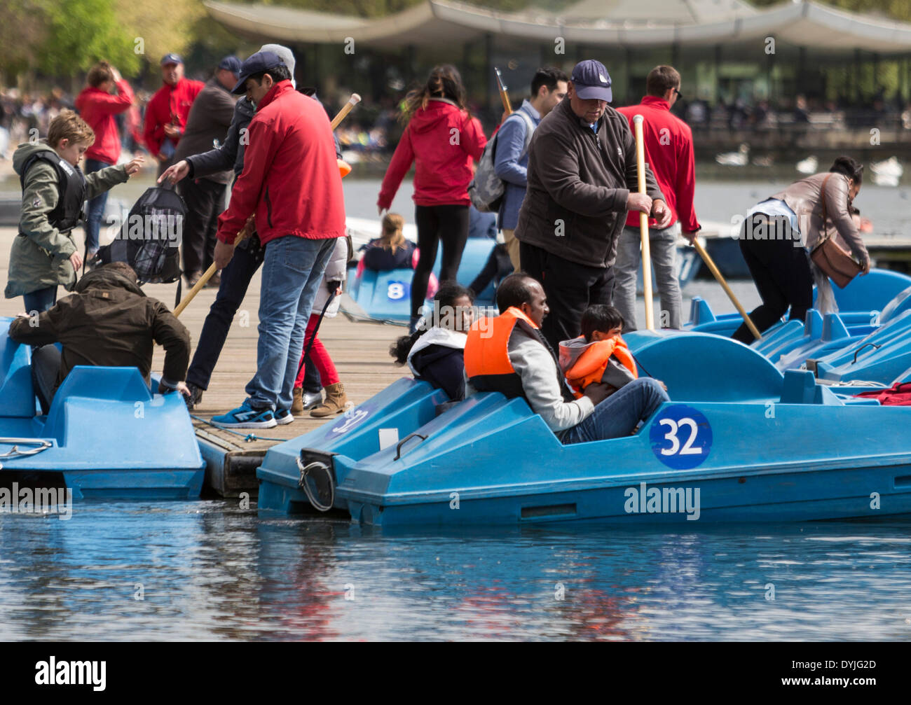 People boating on the serpentine in hyde park hi-res stock photography ...