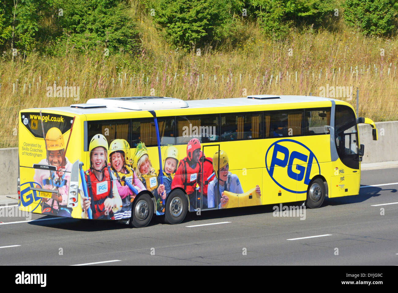 Side view yellow school bus hi-res stock photography and images - Alamy